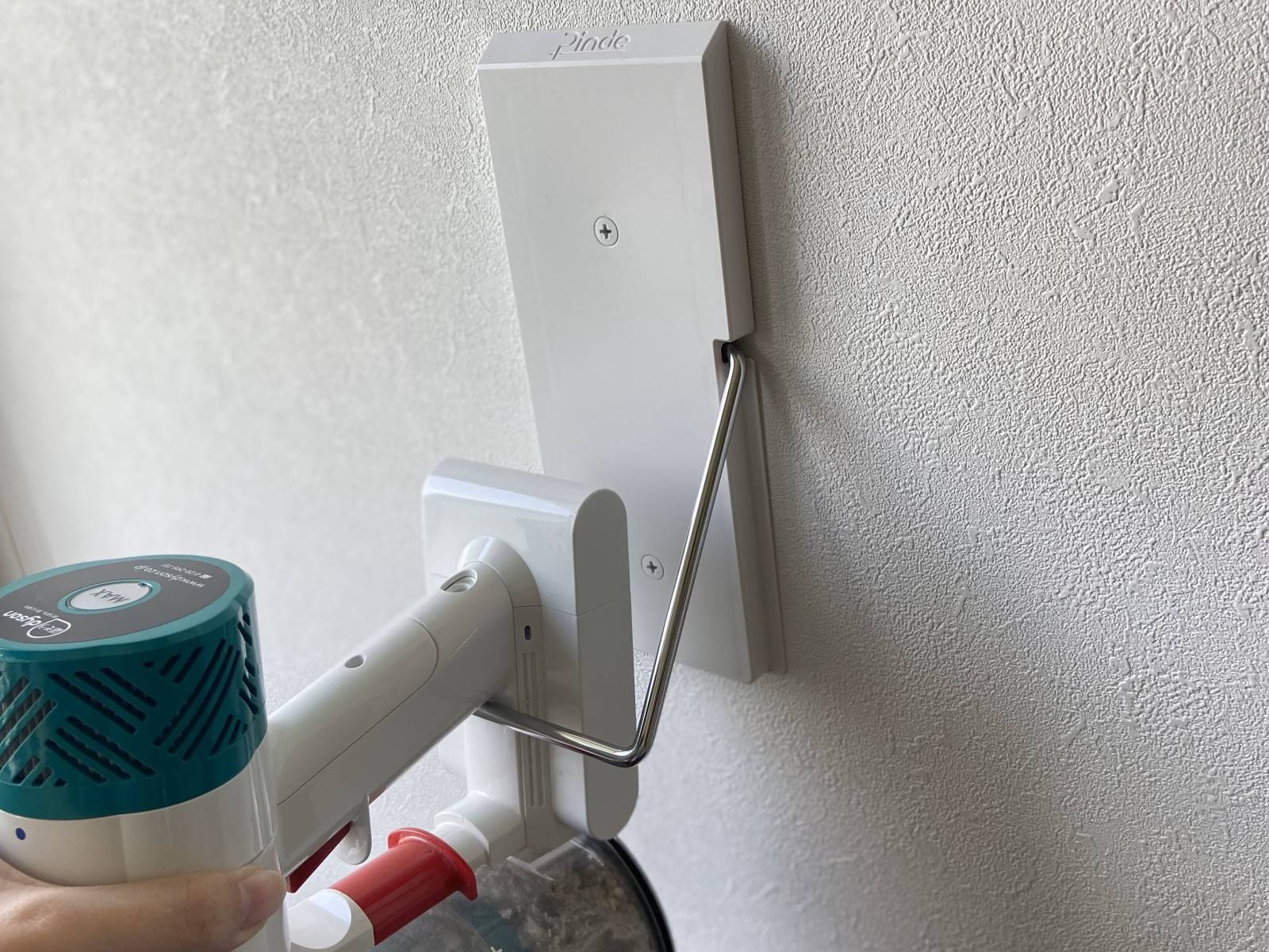 掃除道具を立てかけて収納♪賃貸でもOKの“壁付け掃除機ホルダー” | 4yuuu
