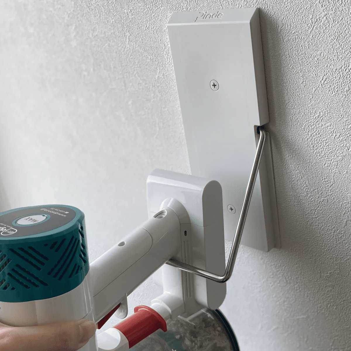 掃除道具を立てかけて収納♪賃貸でもOKの“壁付け掃除機ホルダー” | 4yuuu