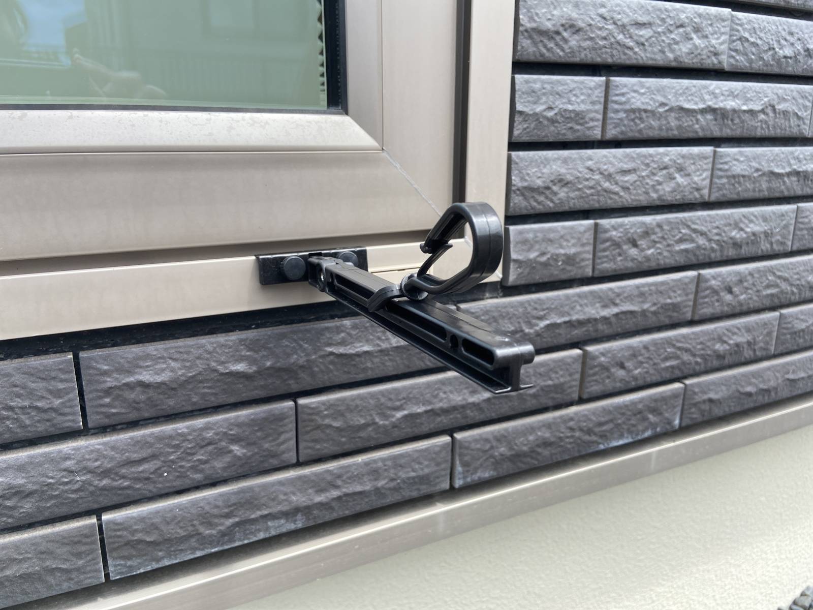 【100均】窓を開けて涼しく！ダイソーの日よけシェードが使える♪ | 4yuuu