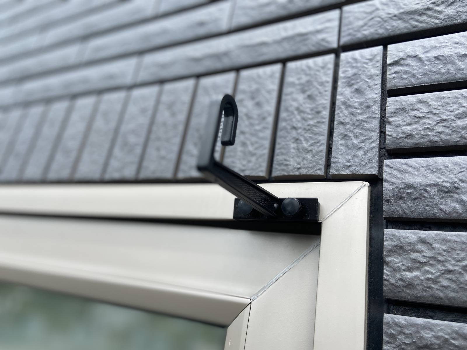 【100均】窓を開けて涼しく！ダイソーの日よけシェードが使える♪ | 4yuuu