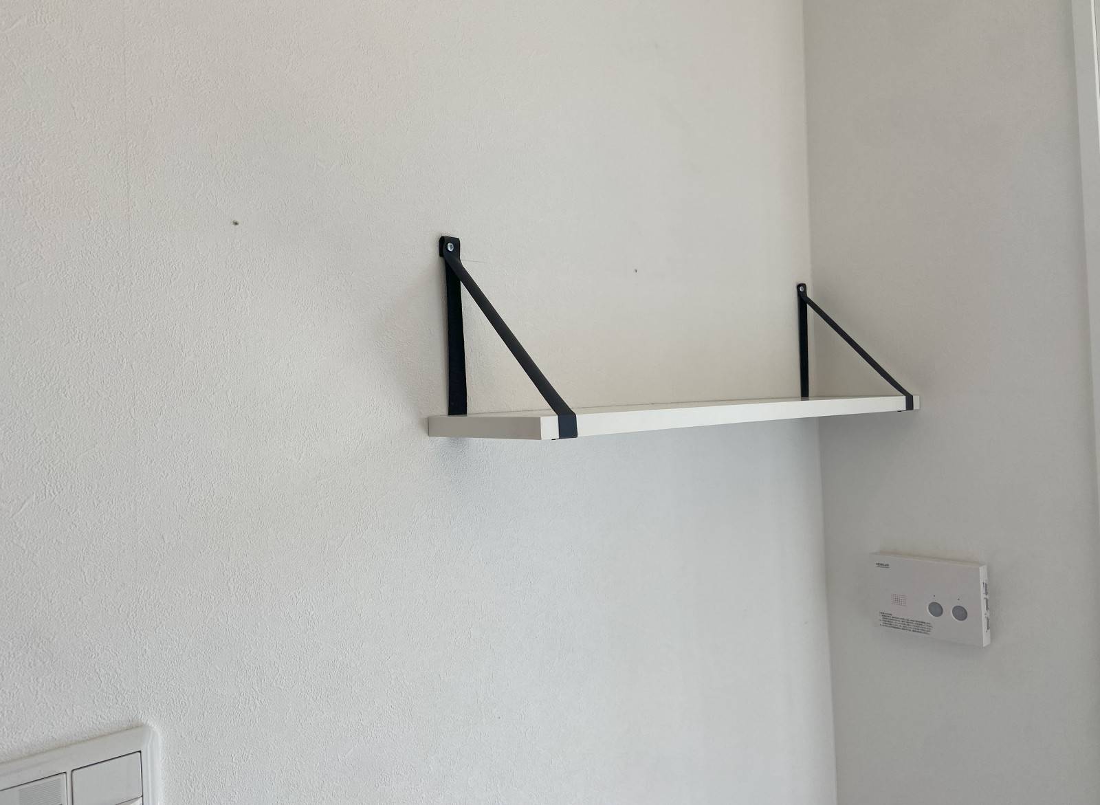 【100均DIY】リーズナブルさが嬉しい！簡単でシンプルな飾り棚 | 4yuuu