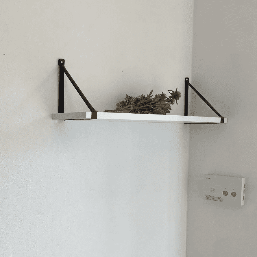 【100均DIY】リーズナブルさが嬉しい！簡単でシンプルな飾り棚 | 4yuuu