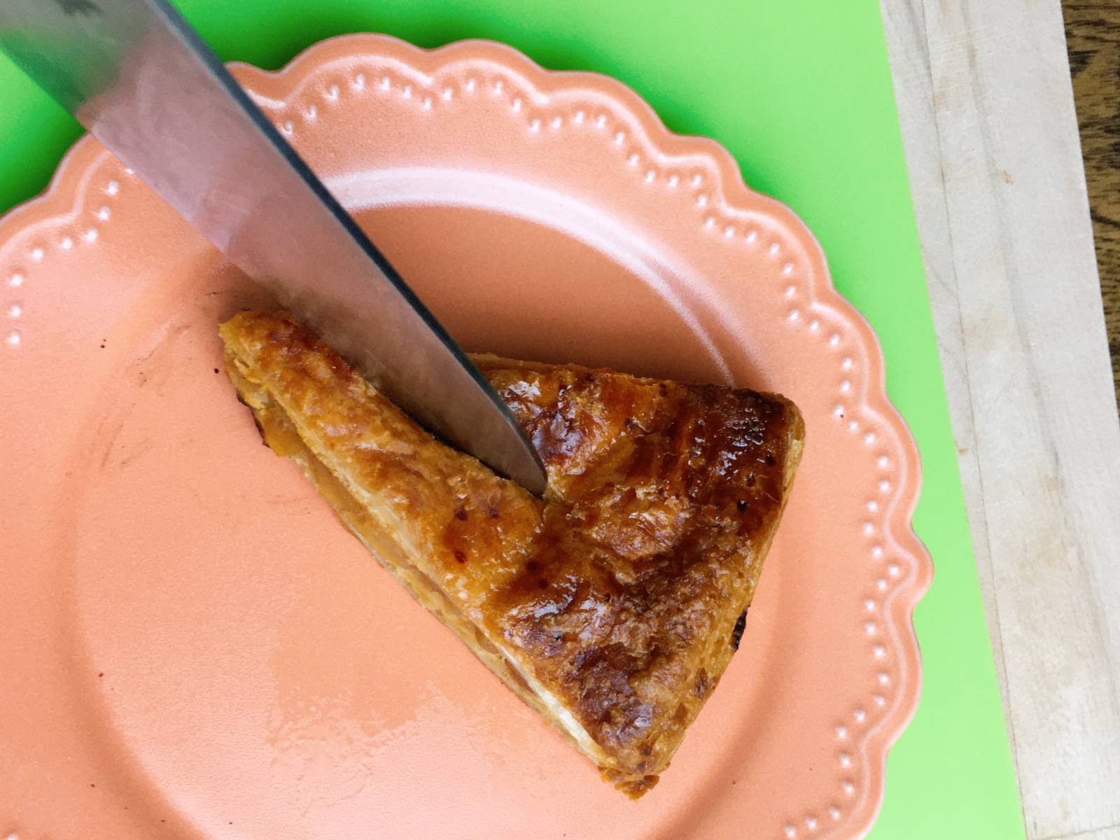 【裏ワザ実践】パン切り包丁がなくてもOK♪パンをきれいに切る方法 | 4yuuu