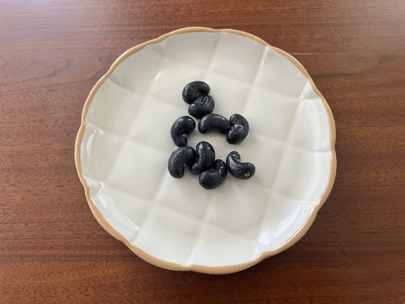 食べられる備長炭？！真っ黒な【ファミマ】のおつまみを食べてみた♪ | 4yuuu