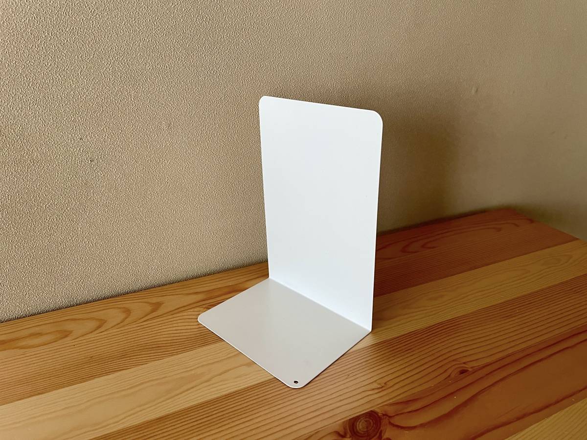 【100均】ブックエンドは本を立てるだけじゃない！収納アイデア3選 | 4yuuu